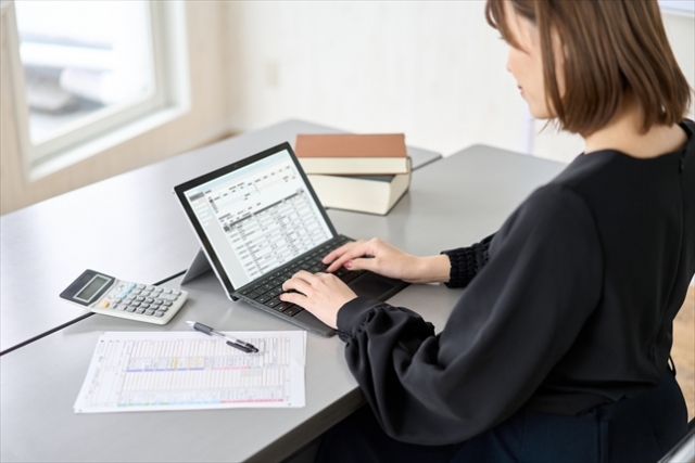 スマホは経費で落とせる？個人事業主や法人の違いも紹介 - シムカリ（公式）レンタルスマホ–レンタルSIM